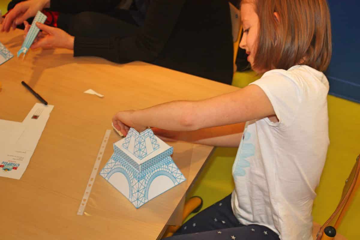 [papertoy] Une tour Eiffel pour Charlie – Loé Prod.